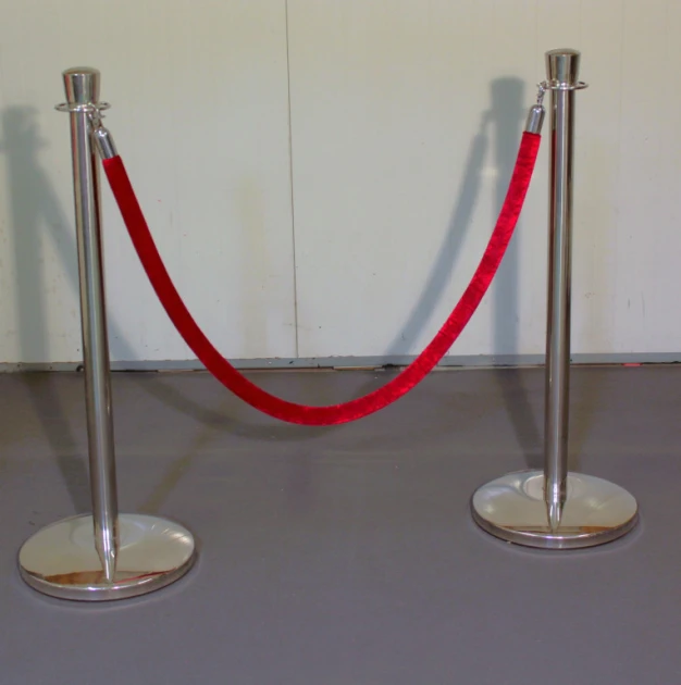 2 paaltjes met rode koord - Feestmateriaal Desmet